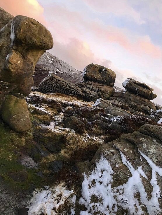 The Ringing Roger and a Winter Sunrise – Kinder Scout Peak District ...